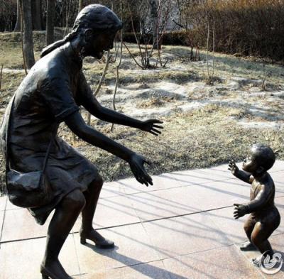 China Abstract Bronze Figure Outdoor Decoration Sculpture for sale