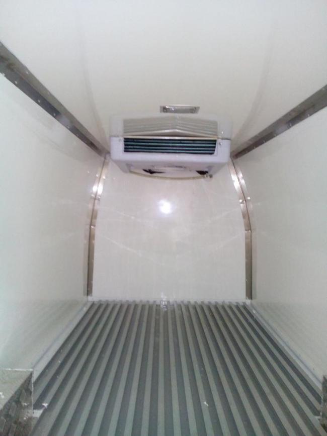 Customizable refrigeration van interior with reinforced flooring