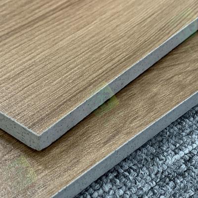 Cina Imiti la struttura di legno solida diritto orla l'ente che completo la porcellana piastrella resistente all'uso in vendita