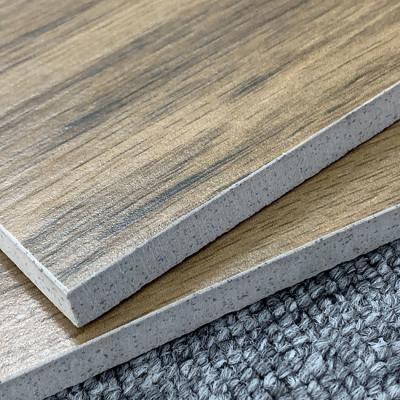 Cina Le piastrelle per pavimento di legno moderne di legno solide d'imitazione del grano dell'ente completo di struttura non slittano in vendita