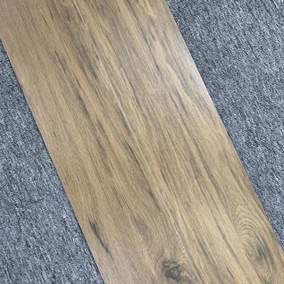 Cina Le piastrelle per pavimento di legno moderne di legno solide d'imitazione del grano dell'ente completo di struttura non slittano in vendita