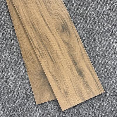Cina Le piastrelle per pavimento di legno moderne di legno solide d'imitazione del grano dell'ente completo di struttura non slittano in vendita