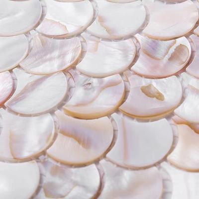 Cina Il fan modella le mattonelle madreperlacee naturali della parete di Shell White Pattern Mosaic Tile Backsplash in vendita