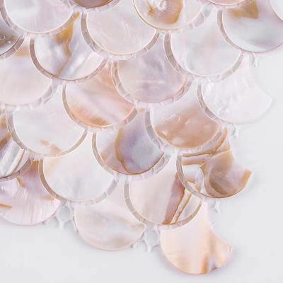 Cina Il fan modella le mattonelle madreperlacee naturali della parete di Shell White Pattern Mosaic Tile Backsplash in vendita