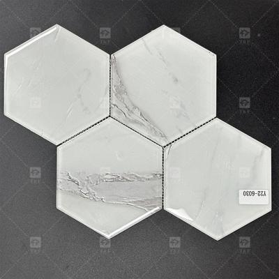 中国 295x310mm 六角形ガラスモザイクタイル 浴室壁のための光り輝く表面 販売のため