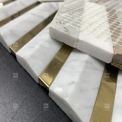 Cina Carrara marmo misto ottone Aringbone mosaico piastrella 300x300mm anti-slip in vendita