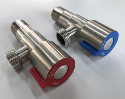 Cina L'hardware del bagno del filo femminile mette, valvola di angolo del triangolo di SUS 304 in vendita
