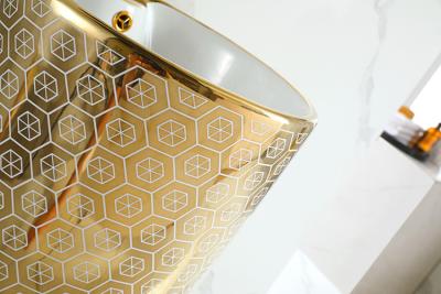 Cina Toilette occidentale di un pezzo ceramica dell'oro della ciotola di toilette del bagno dell'OEM di T&F in vendita