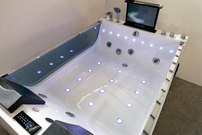 Cina Massaggio d'inzuppamento della bolla della vasca da bagno della Jacuzzi di 2 persone indipendente con la TV in vendita