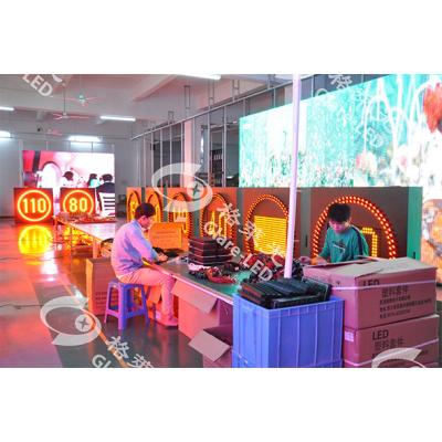 Cina 20mm Pixel Pitch Outdoor IP65 Traffic Gantry Pre-Warning LED Display Board per esterni in vendita