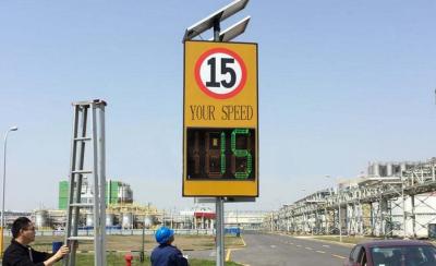 Cina 220V Voltaggio di ingresso LED 24GHz Segno portatile di radar di velocità solare ad alta luminosità in vendita