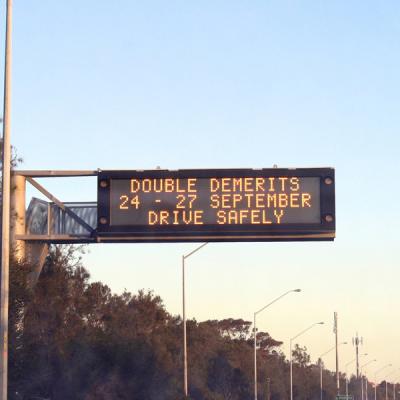 中国 3906ドット/m2の画素密度、310Wの消費電力、120Hz以上のリフレッシュレートを備えた高速道路交通可変メッセージサインVMS LEDディスプレイ 販売のため