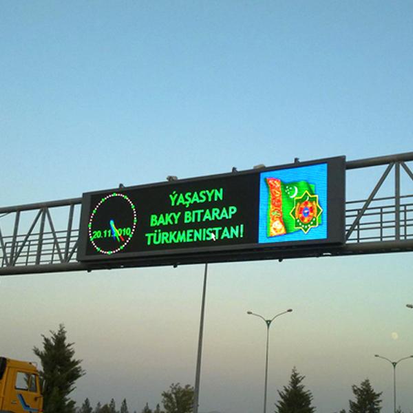 Quality City Roadside Variable Message Sign with 250-300m Viewing Distance >120Hz Refresh Rate and 100,000 Hours Life Span VMS LED Display for sale