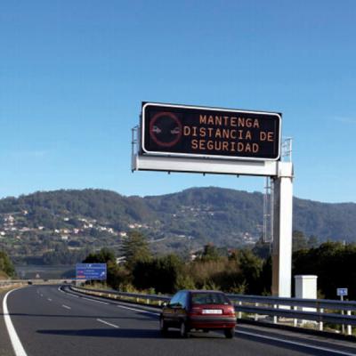 中国 IP65 防水 16mm ピクセルピッチ 1R1G1B ピクセル構成 VMS LED ディスプレイ 可変メッセージサイン 販売のため