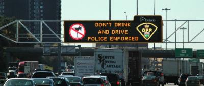 China Tableros de mensajes electrónicos de tráfico de matriz completa tricolor con opción de doble color en venta