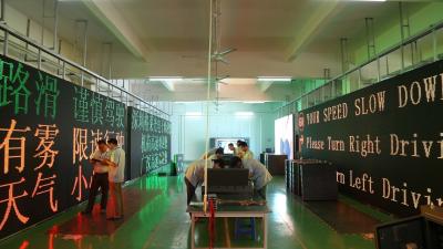 China Display LED exterior de señal de mensaje variable con rendimiento y opciones colgantes/fijas en venta