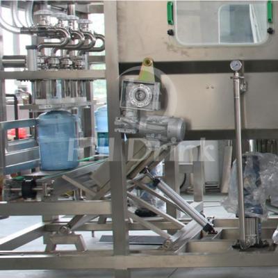 Cina Strada 900BPH 6 macchina di rifornimento dell'acqua da 5 galloni con l'azionamento rotatorio del motore elettrico in vendita