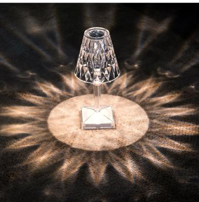 Cina Salone a comando a tocco della lampada da tavolo di RGB Crystal Desk Light Acrylic Rechargeable in vendita