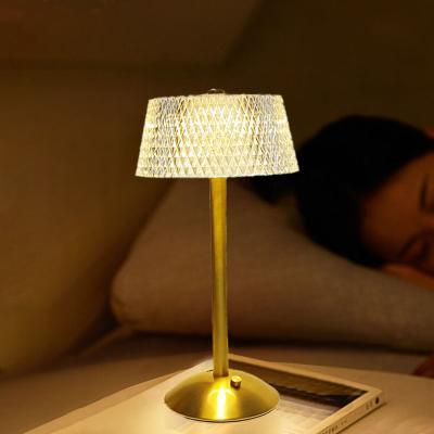中国 金属の調光器が付いている水晶ダイヤモンドの電気スタンド700mAH 3色のベッドわきのスタンド 販売のため