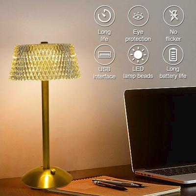 中国 金属の調光器が付いている水晶ダイヤモンドの電気スタンド700mAH 3色のベッドわきのスタンド 販売のため