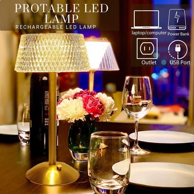 中国 金属の調光器が付いている水晶ダイヤモンドの電気スタンド700mAH 3色のベッドわきのスタンド 販売のため