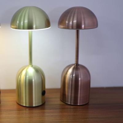 China Das cores recarregáveis da lâmpada de mesa 3 do diodo emissor de luz do CE luz sem corda da tabela do cogumelo à venda