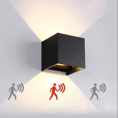 Cina Lampada da parete dell'interno di PIR Motion Sensor 12W LED su e giù impermeabile in vendita