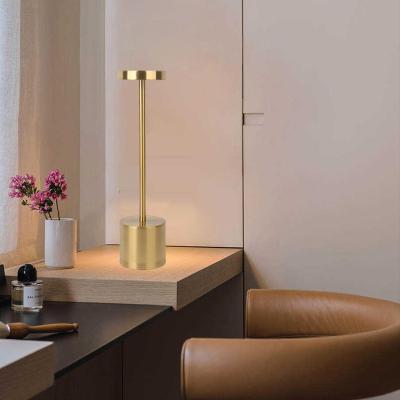 Cina TPYE C che fa pagare la lampada da tavolo moderna di tocco del metallo di tema per il lato del letto di Antivari in vendita