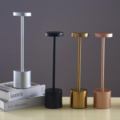 Cina TPYE C che fa pagare la lampada da tavolo moderna di tocco del metallo di tema per il lato del letto di Antivari in vendita