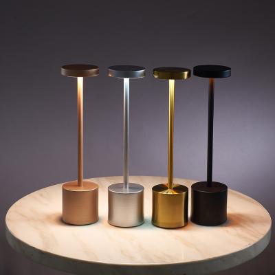 Cina TPYE C che fa pagare la lampada da tavolo moderna di tocco del metallo di tema per il lato del letto di Antivari in vendita