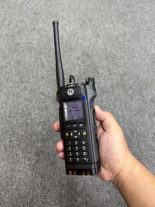 MOTOROLA APX6000 battery compartment