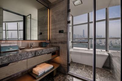 Cina Assemblaggio richiesto e White Hotel Bedroom Furniture Set con Footboard nel colore di in vendita