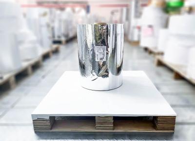 Cina Colla di gomma per pneumatici argento leggero BOPP Jumbo Roll Etichetta 75 μm Spessore della faccia argento in vendita