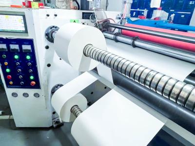 Cina Carta bianca adesiva adesiva ad acrilico, rilievo di rivestimento, rotolo spessore della superficie 50 u in vendita