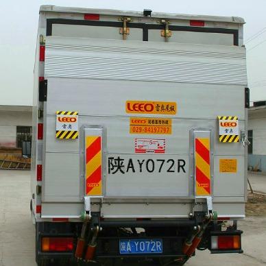 Cina 2 Ton Hydraulic Tail Gate Lift 1800mm Lorry Tail Lift Aluminum Alloy in vendita