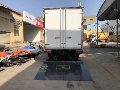 Cina Steel material plate car tailgate elevator, with a load capacity of 2000kg, black, and can also be customized in colors in vendita