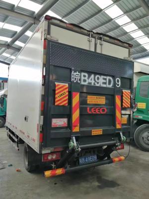 Cina Steel material plate car tailgate elevator, with a load capacity of 2000kg, black, and can also be customized in colors in vendita