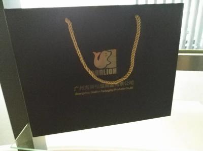 Cina Contenitori di regalo vuoti su ordinazione dell'abbigliamento del cartone, contenitori di imballaggio decorativi riciclati in vendita