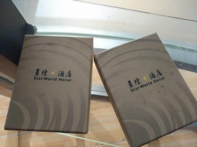 Cina Contenitori di regalo materiali su misura dell'abbigliamento di rettangolo con i coperchi 39x45 cm 30x35 cm in vendita