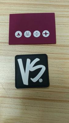 Cina La toppa materiale di logo 3D dell'abbigliamento del PVC con progettazione del cliente e la forma sbiadiscono resistente in vendita