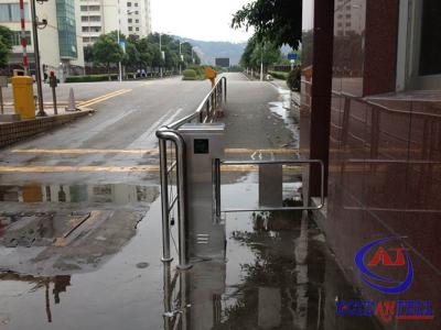 China Longitud del brazo puerta de oscilación automática del supermercado de 60 - 90 milímetros/puerta bidireccional de la barrera del paso en venta