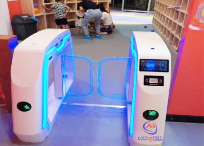 Chine Les enfants d'Anti-pincement d'acier inoxydable de la haute sécurité 304 balancent des portes Customizd Logo Color Available de barrière à vendre