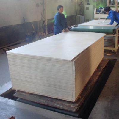 China Pine veneer commercial plywood in veneered plywood panels for sale