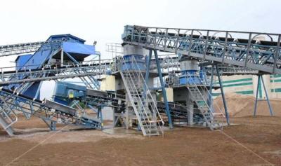 中国 防塵特別なふた 40 - 105 t/h の単一シリンダー円錐形の砕石機機械 販売のため