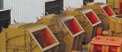 Cina Frantoio della roccia di impatto della costruzione di strade 215t/h con lo scivolo dell'alimentazione da 45 gradi in vendita
