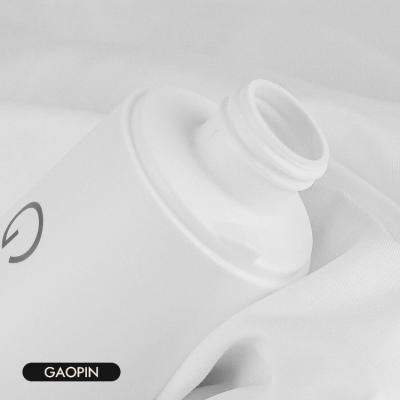 China Garrafa vazia plástica do aperto do champô do HDPE com tampão 250ml Matt Surface geado preto branco do disco à venda