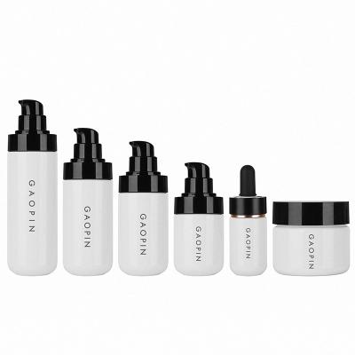 Cina i cosmetici d'imballaggio stabiliti dello skincare di lusso di 50ml 80ml 100ml 120ml scremano i contenitori del barattolo in vendita