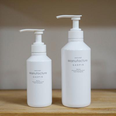 Cina Lo sciampo bianco dell'ANIMALE DOMESTICO di QS imbottiglia la pompa della lozione di 300ml 500ml per il balsamo di capelli in vendita
