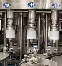 Cina Macchina per imballaggio di acqua pura rotativa a tre in uno per la linea di produzione automatizzata in vendita
