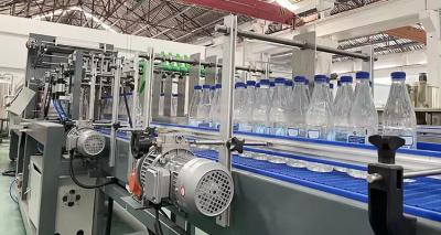 Cina Macchina per imballaggio di acqua pura rotativa a tre in uno per la linea di produzione automatizzata in vendita